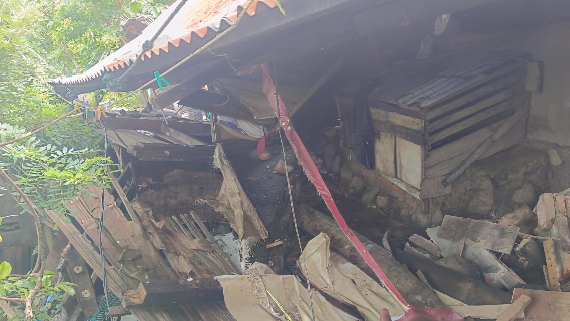 P.Sidimpuan Hujan, 2 Rumah Warga Sitamiang Baru Ditimpa Tanah Longsor ...
